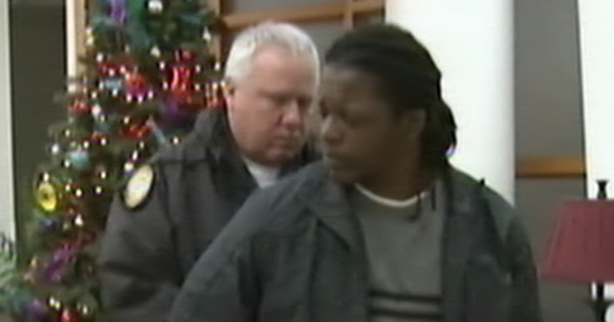 Murder suspect turns himself in at TV station