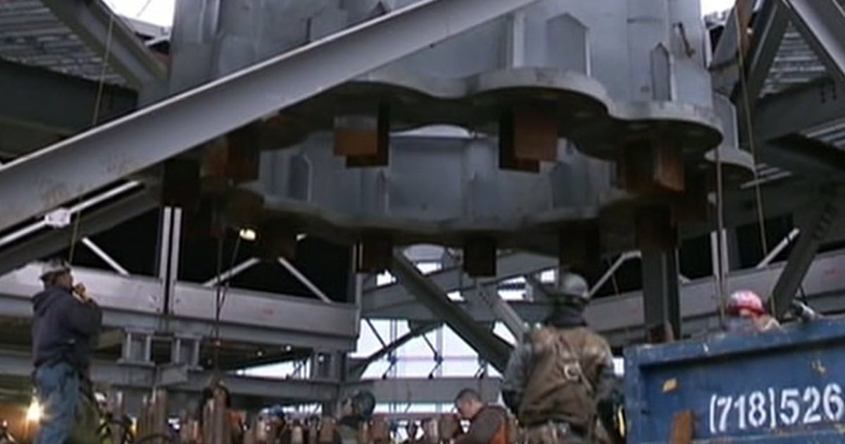 Crew installs base of WTC spire