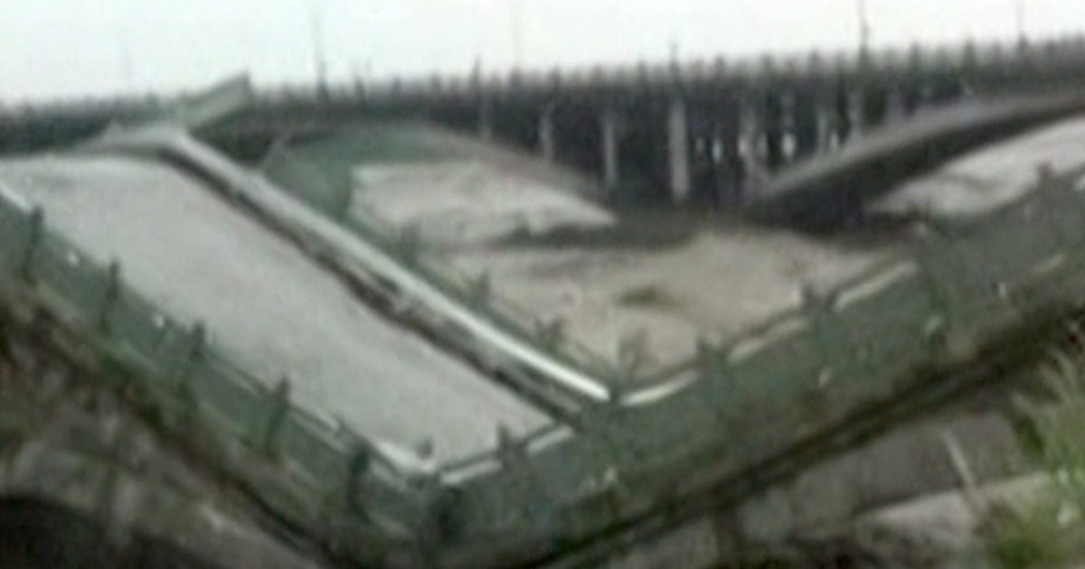 Video captures bridge collapse in China