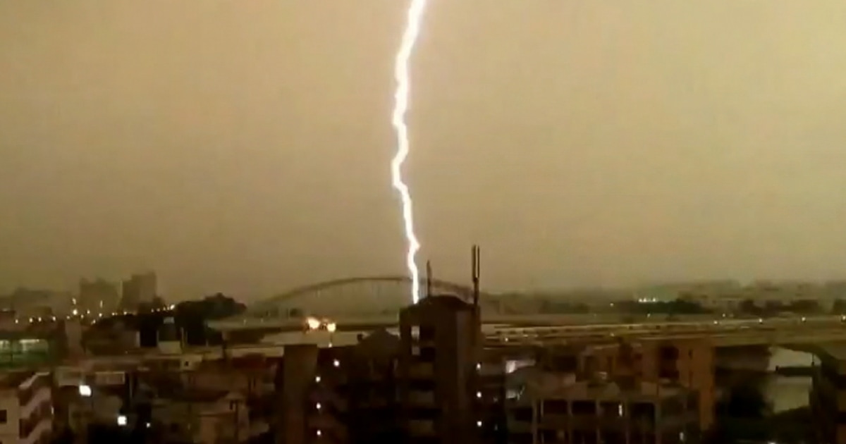 Caught on camera: Stunning lightning strike