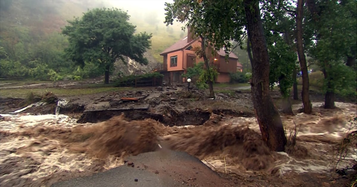Residents of Boulder foothills flee heavy floods