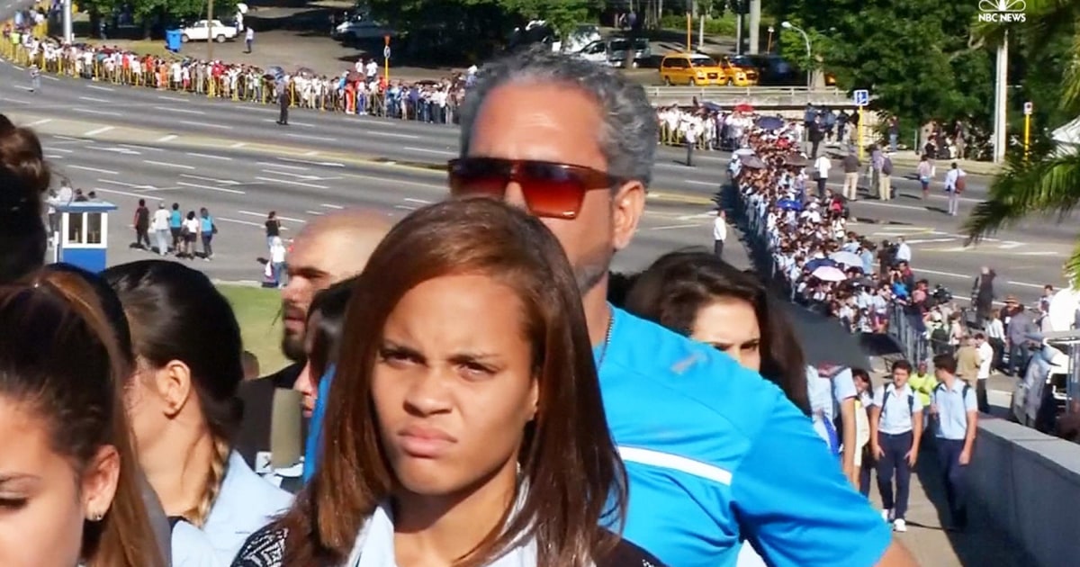 Thousands Line Up to Pay Respect to Late Fidel Castro