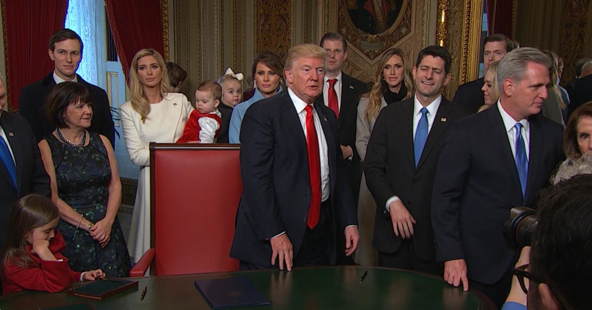 Trump Wraps Up Document Signing, Heads to Luncheon