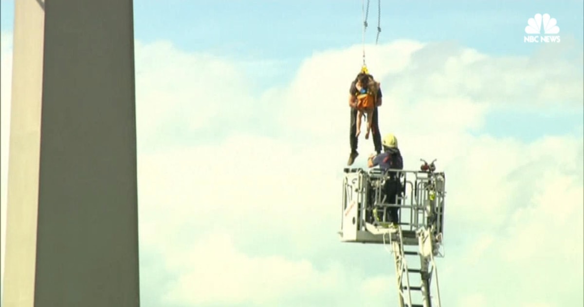 Cable Car Malfunction Leaves People Stranded