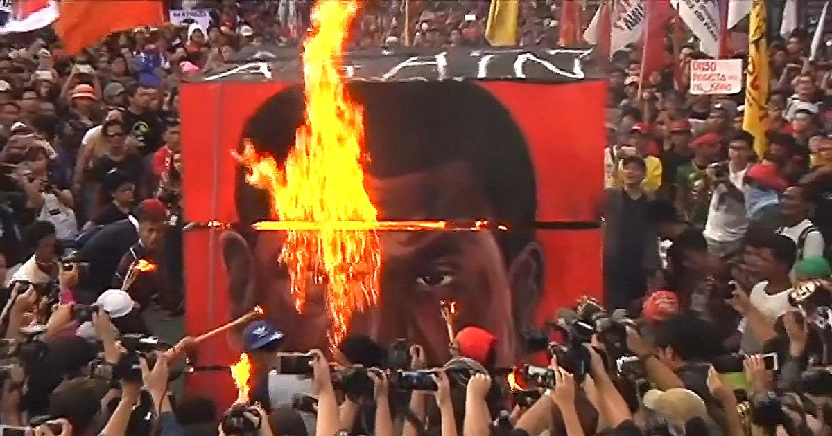 Protesters burn effigy of Philippines strongman President Rodrigo Duterte