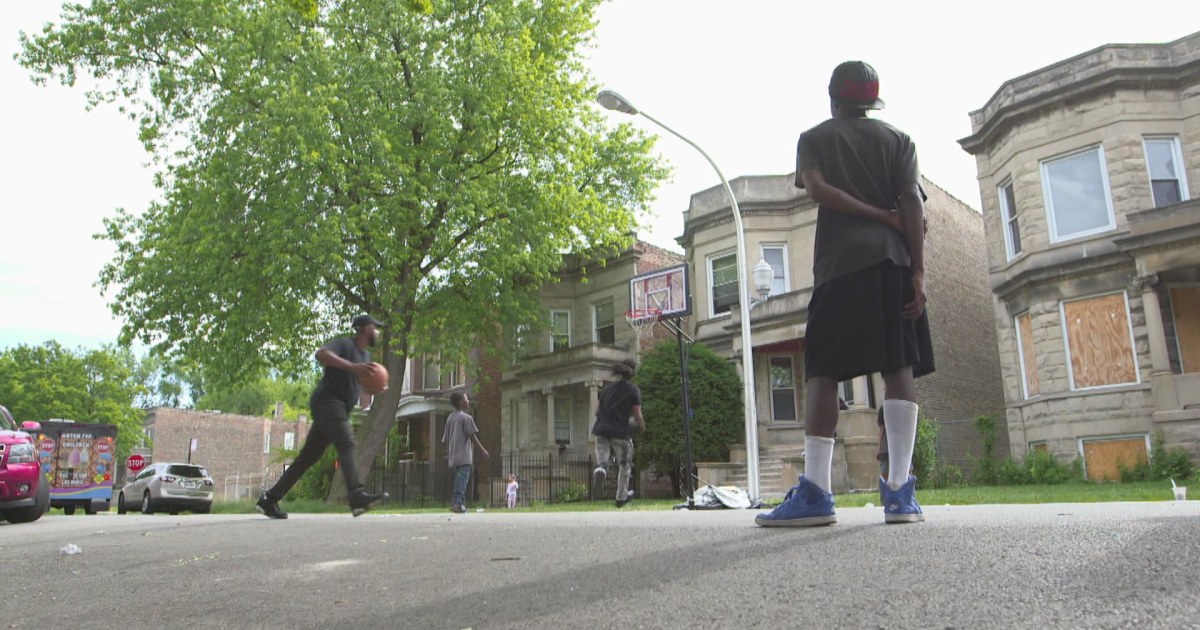 Former gang members try to stop Chicago's cycle of violence