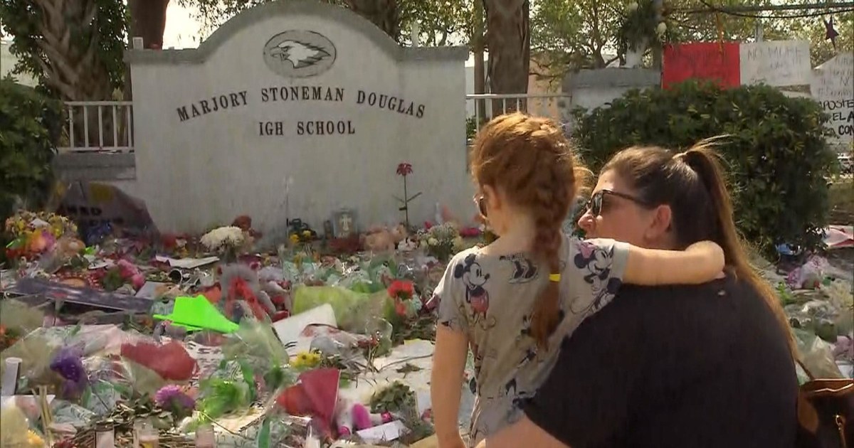 Marjory Stoneman Douglas High School students return for first time ...
