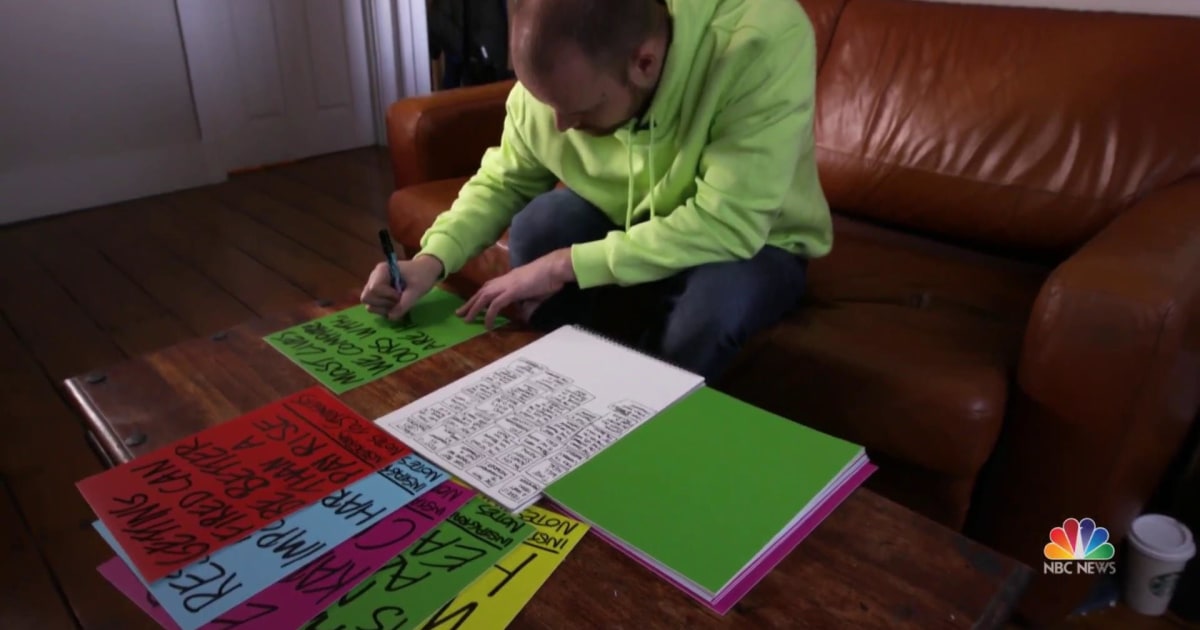 Artist places encouraging post-it notes around London