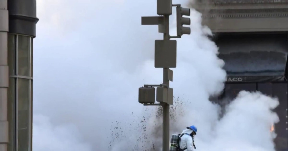 Steam pipe explodes in New York City