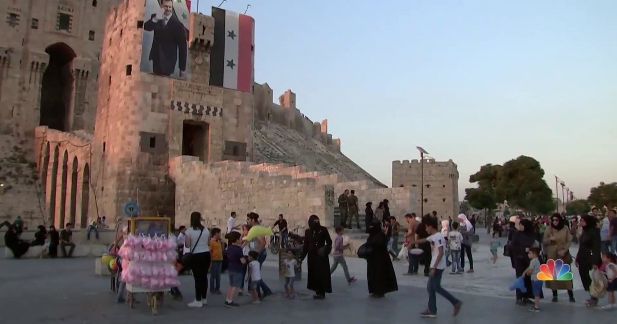 Thousands of Syrians return to war-torn city of Aleppo