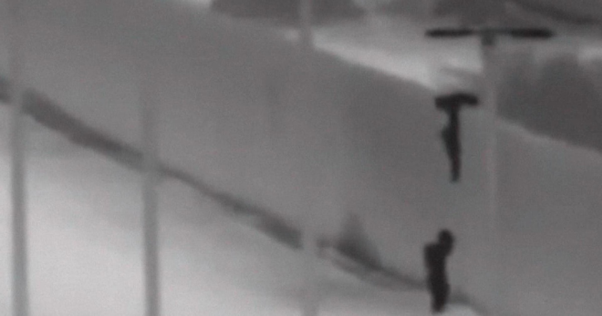 Watch children dropped over 18-foot border wall in Arizona
