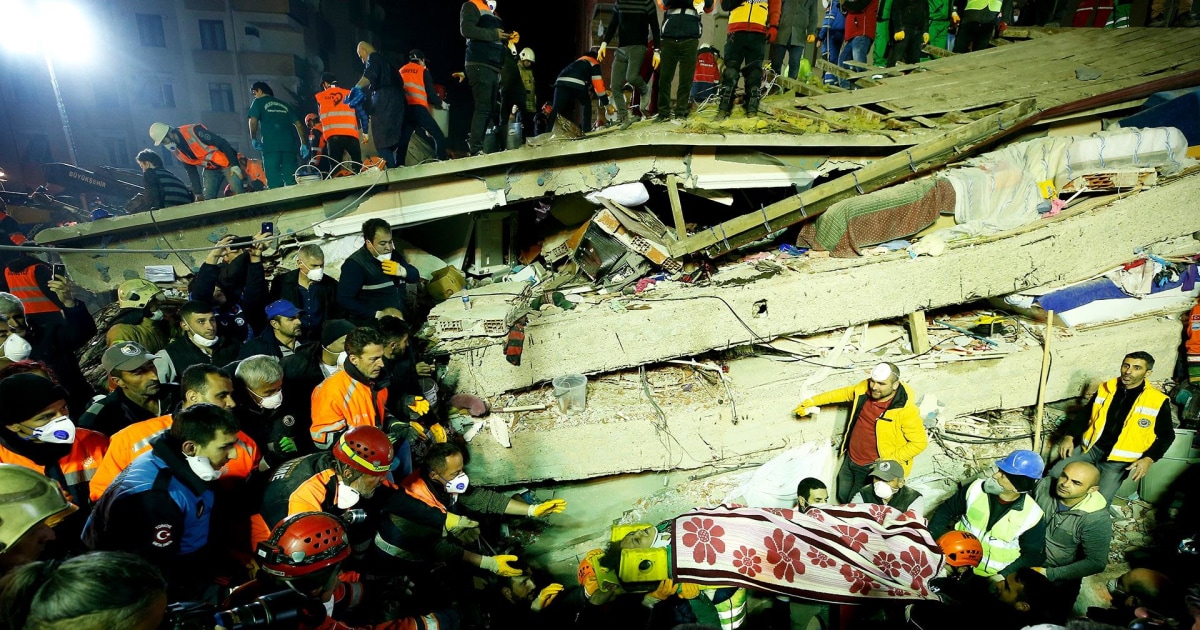 Video captures deadly apartment building collapse in Istanbul, Turkey
