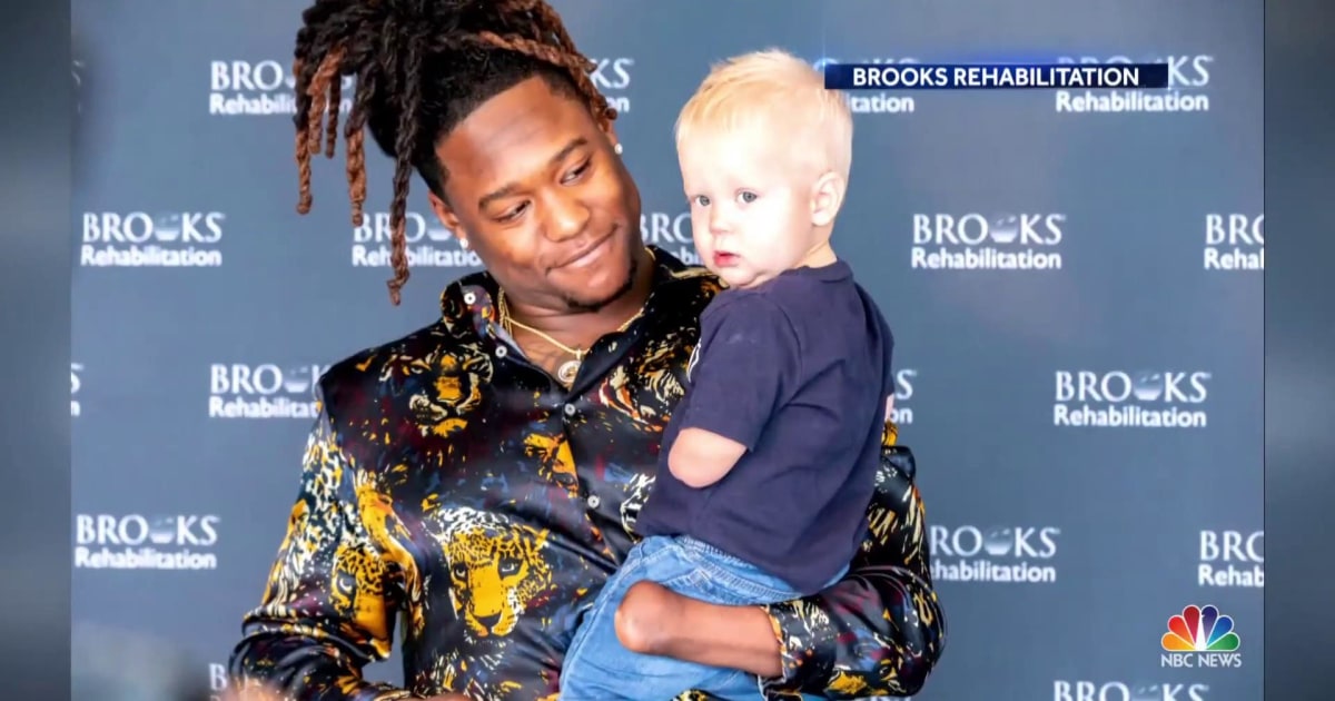One-handed NFL player’s sweet moment with young fan missing part of arm