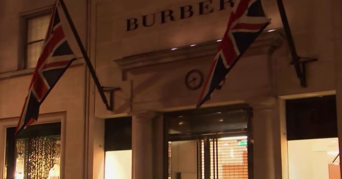 Burberry apologizes after model wears hoodie with noose-like drawstring ...