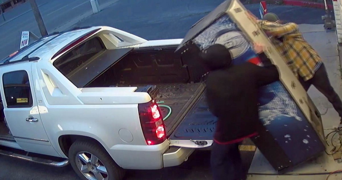Caught on camera: Thieves steal vending machine across from Washington ...