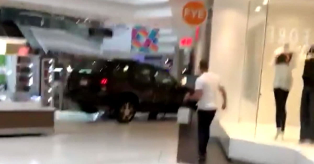 Video shows car driving through Illinois mall