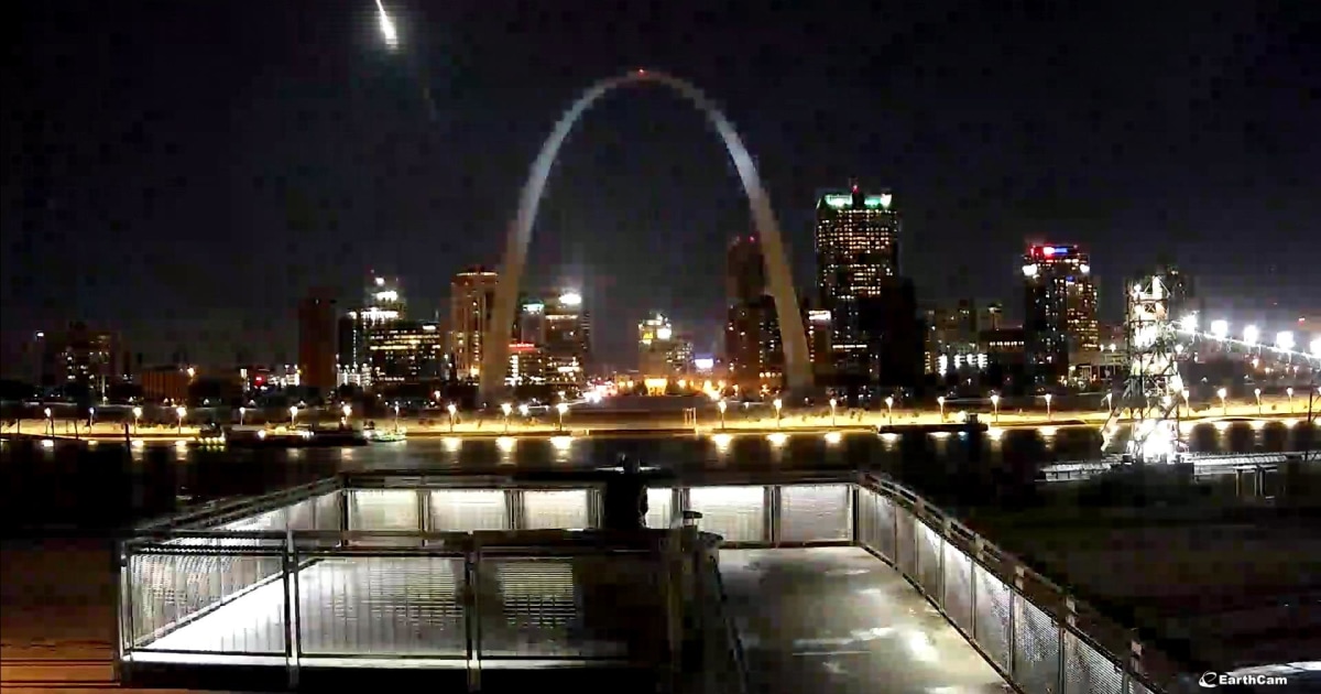 Video appears to show meteor streaking by Gateway Arch in St. Louis