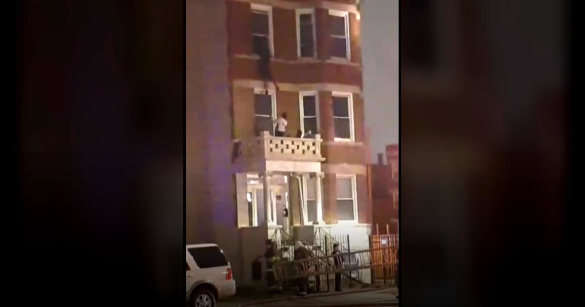 People flee Chicago apartment fire by jumping out window