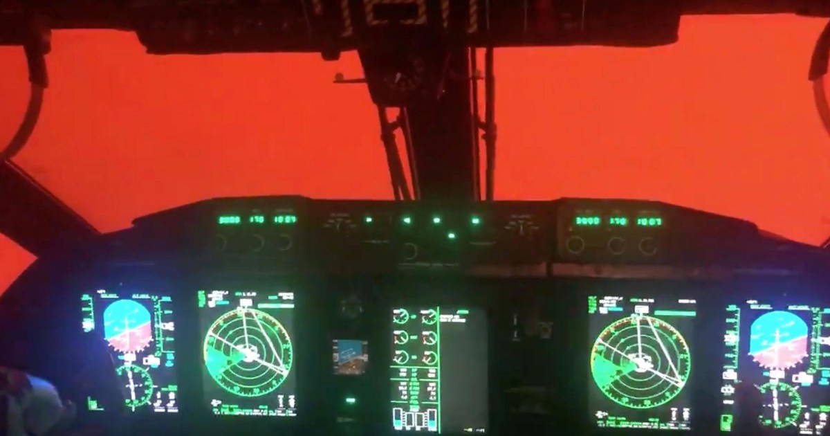 Plane’s cockpit surrounded by haze from Australian wildfires