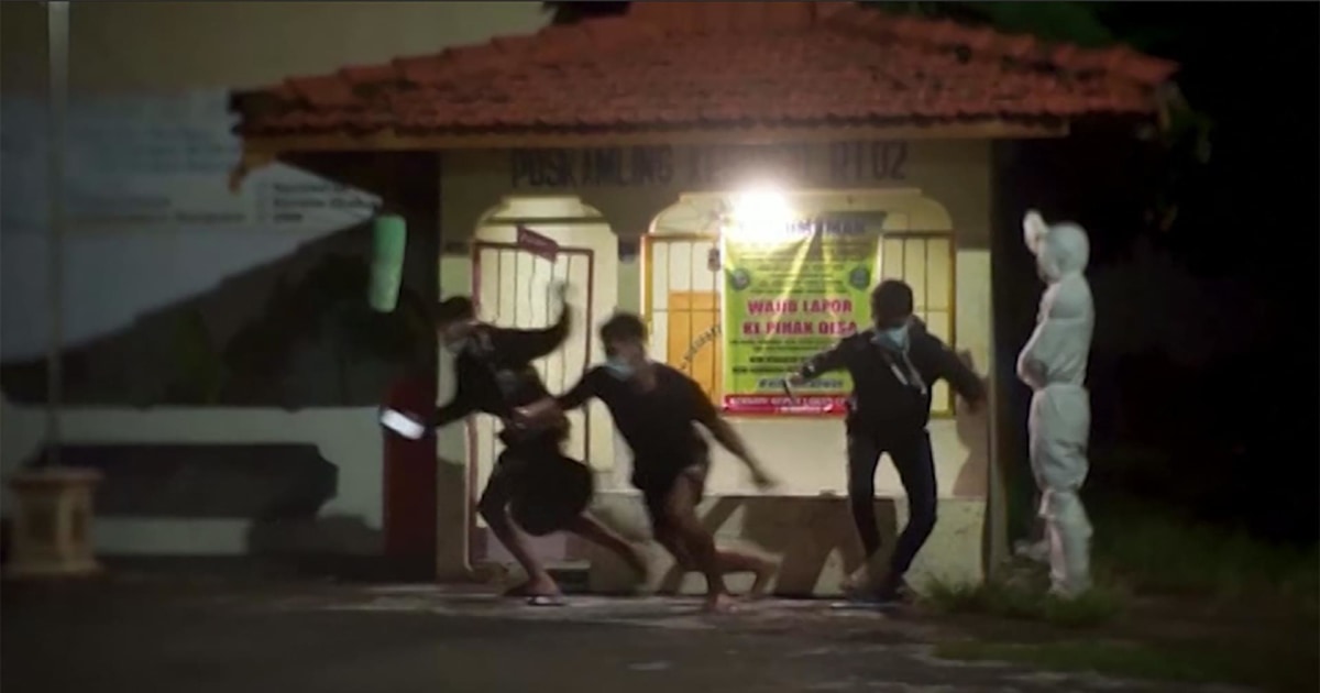 Coronavirus: Watch Indonesians dress as ghosts to 'scare' residents ...