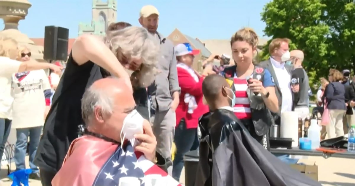 Protesters give haircuts in front of Michigan Capitol to protest barber ...