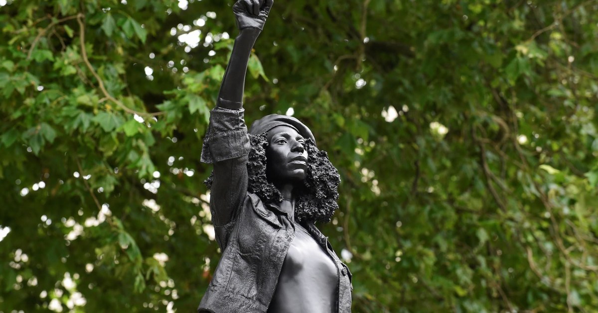BLM protester statue replaces British slaver on plinth in Bristol BLM protester statue replaces British slaver on plinth in Bristol