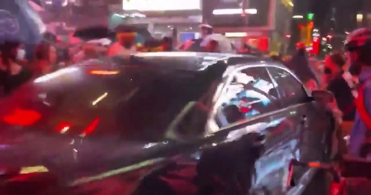 Car drives through crowd of BLM protesters in Times Square