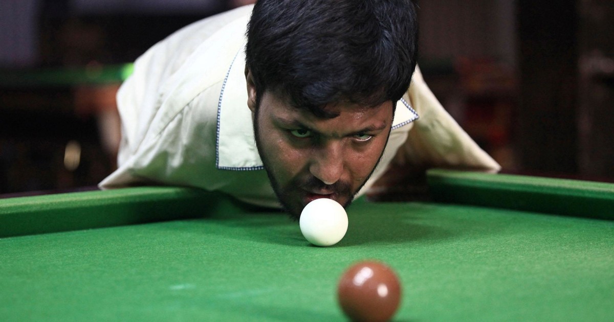 Armless man masters delicate sport of snooker