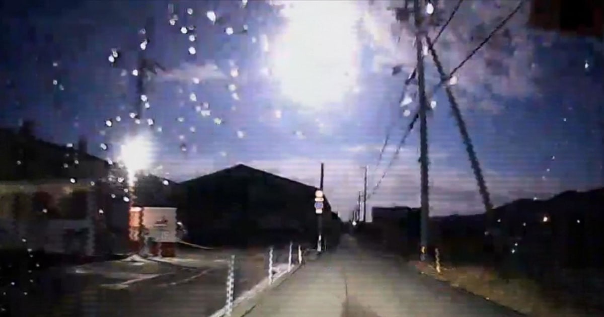 Meteor dazzles as it plunges from the night sky