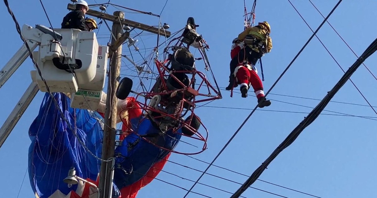Santa rescued after snagging power lines in Sacramento