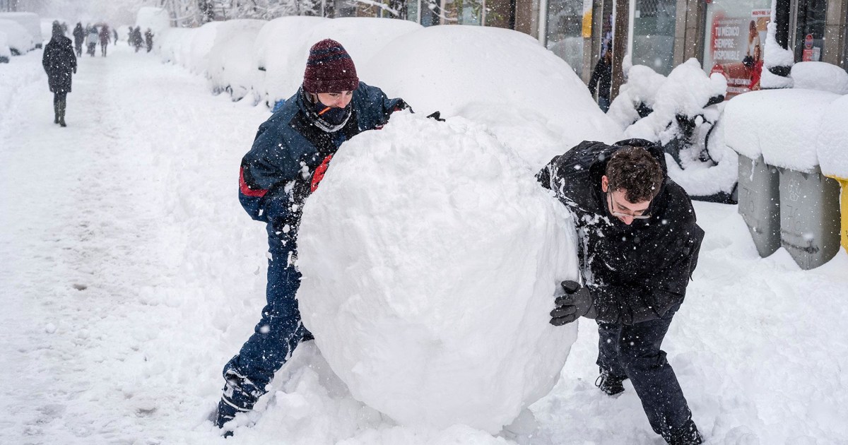 Madrid residents start enormous snowball fight