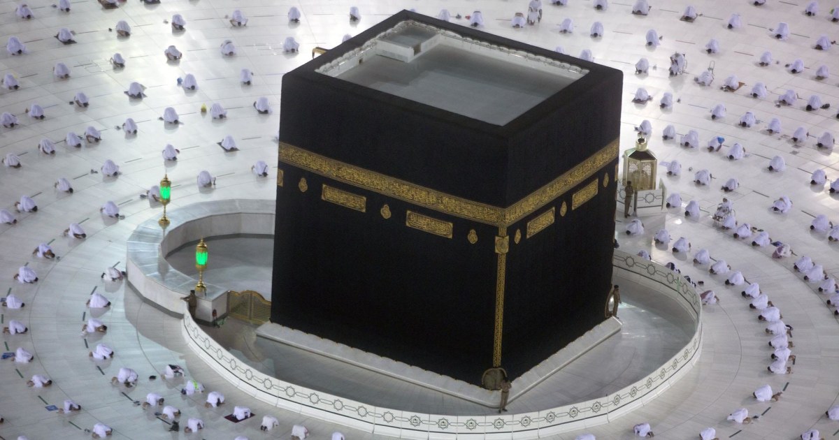 Mecca pilgrims attend first dawn prayers of Ramadan