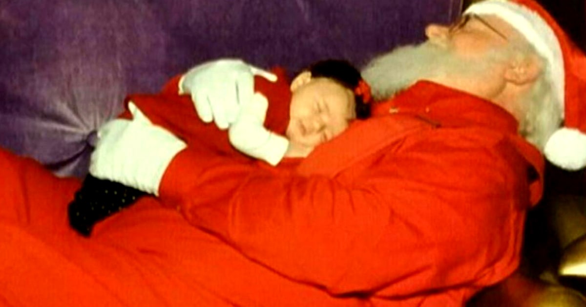 Sleeping Baby Poses for World’s Most Adorable Santa Photo