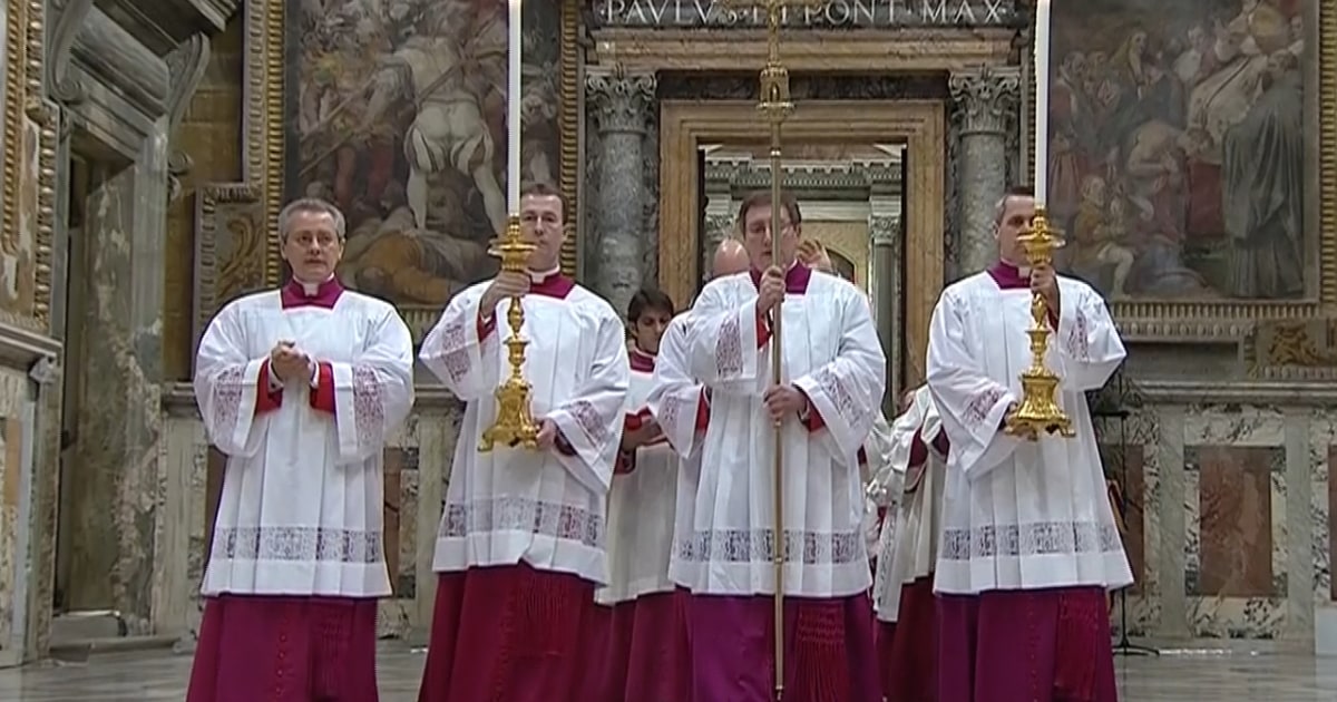 Procession of cardinals kicks off papal conclave