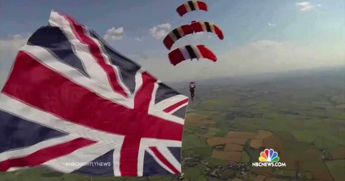 ‘Red Devils’ Paratroopers Collide After Parachute Collapse