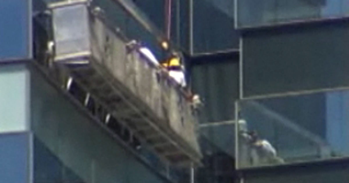 Window washers stranded, rescued 35 stories up