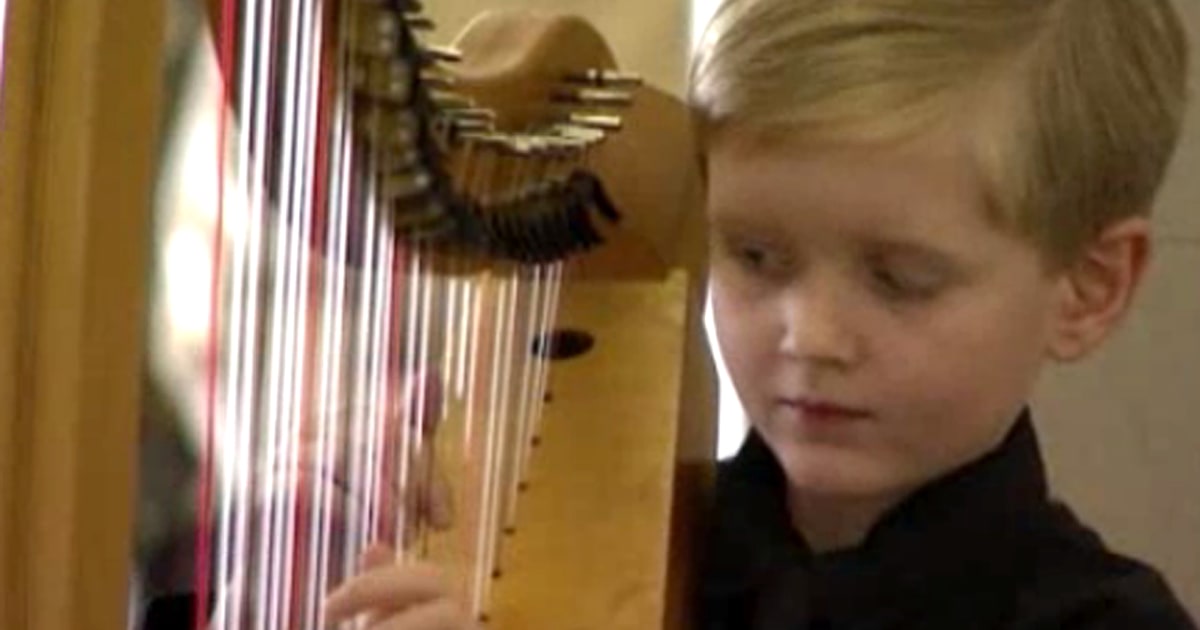 Boy plays harp for hospitalized mom, others