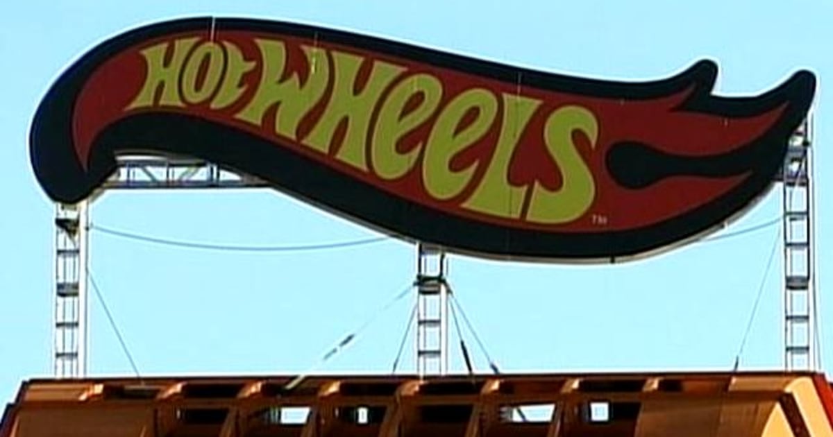 Hot Wheels loop track comes to life