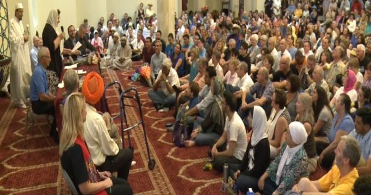Hundreds Rally For Phoenix Muslims