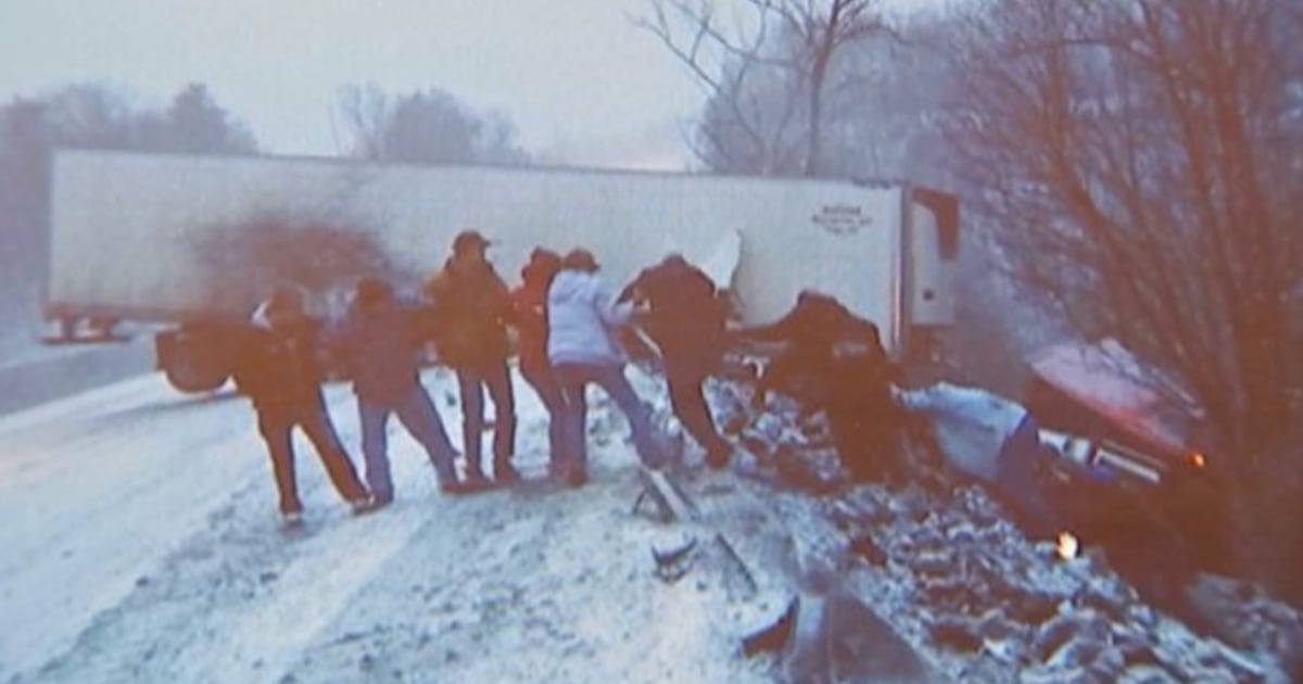 Rescuers Form Human Chain