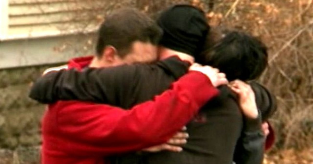 Man dies saving friends from fire