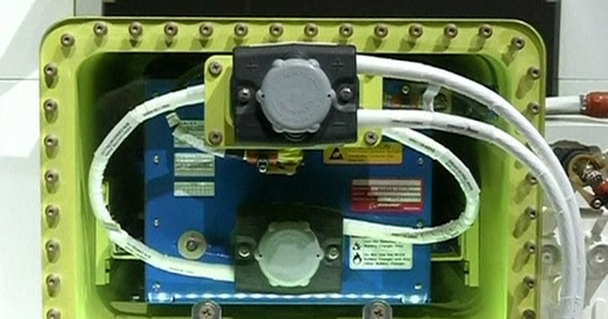 Boeing unveils new 787 Dreamliner batteries