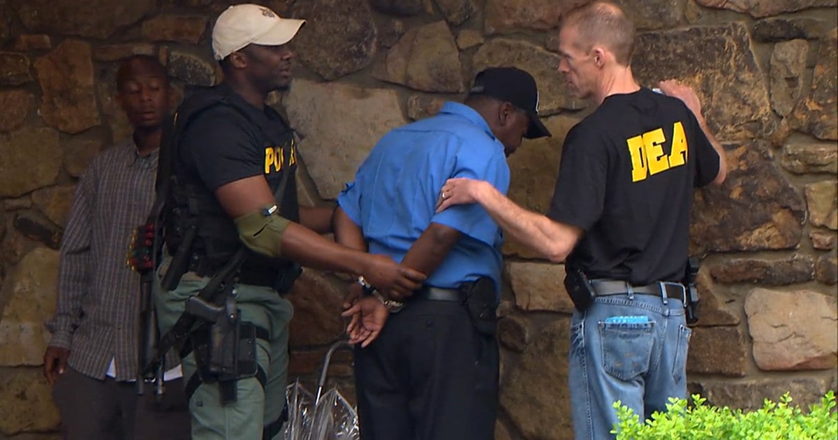 Watch Cops, DEA Raid Suspected 'Pill Mill'