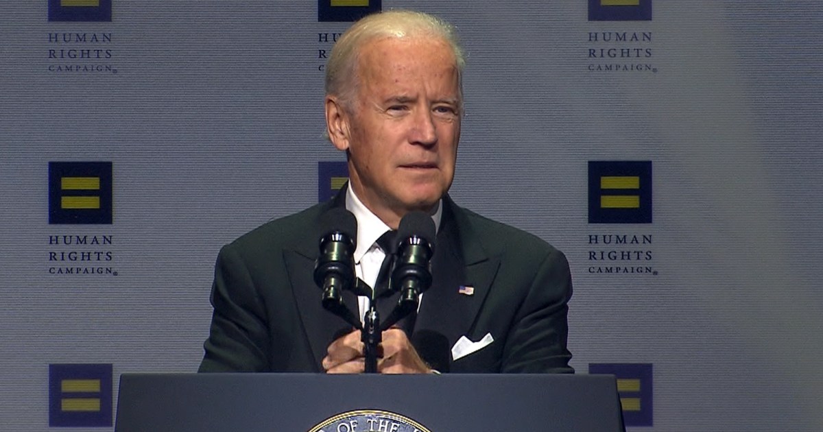 Biden Praises Apple CEO Tim Cook at HRC Dinner