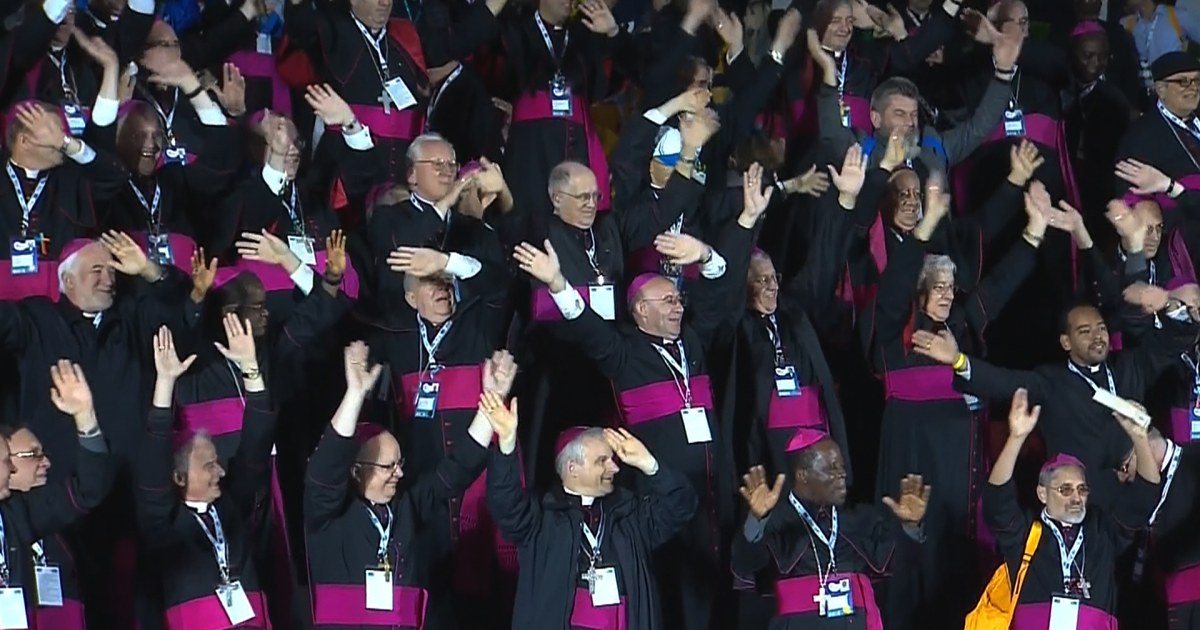 Dancing cardinals warm up the crowd in Rio