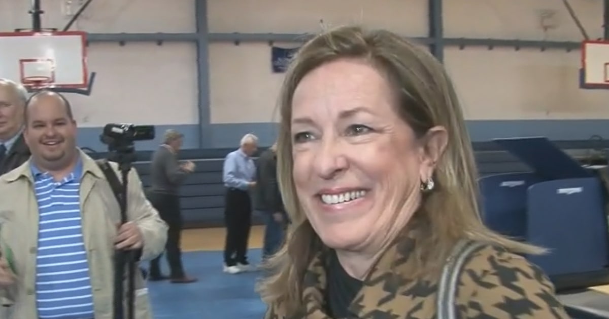 Elizabeth Colbert Busch casts primary vote