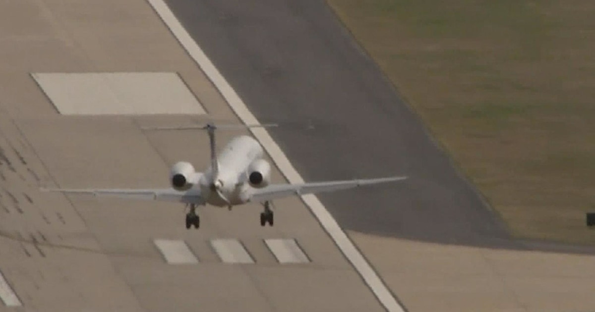 Watch Plane Make Crosswind Landing