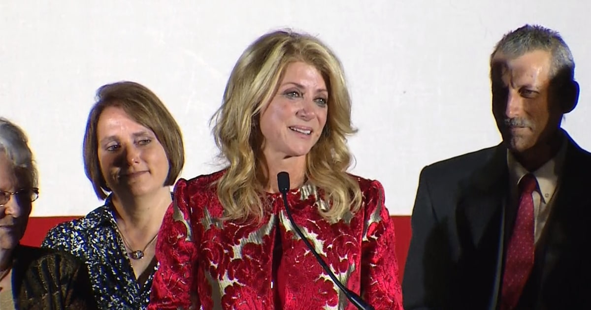 Davis Emotional in Saying Thanks to Texas