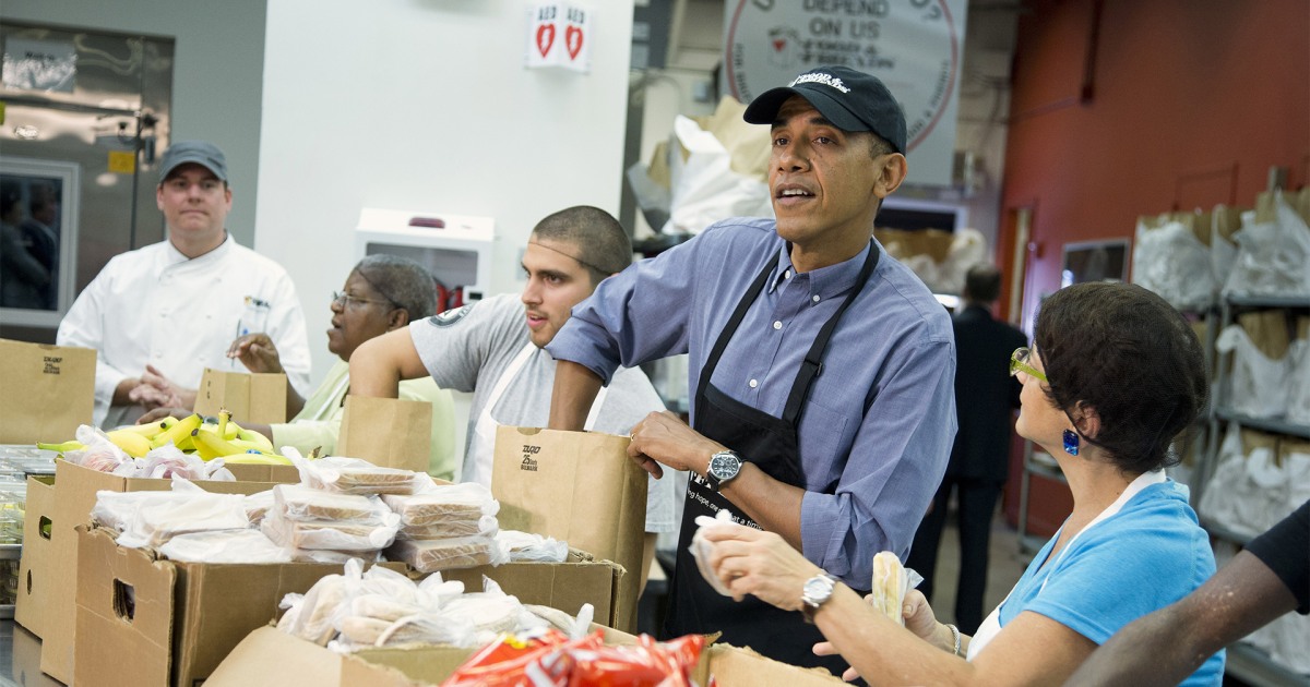 Obama packs lunches at service project