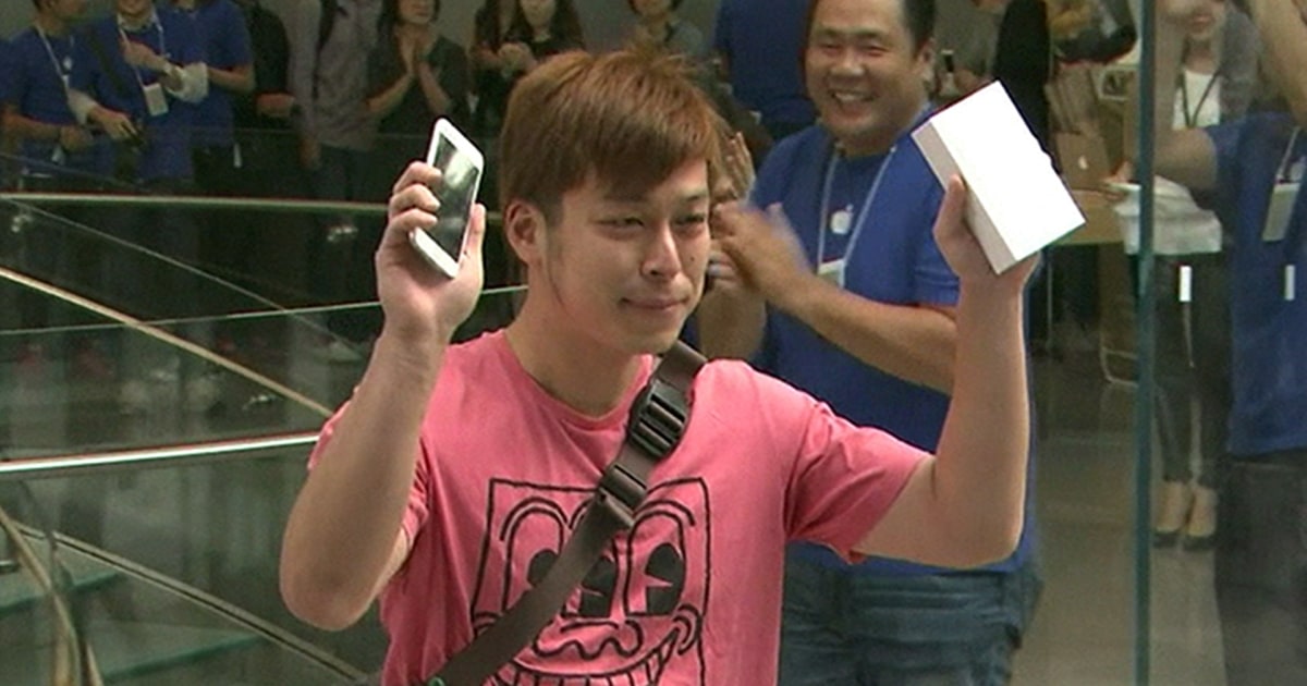 Customers Get Their Hands on New iPhones in Japan